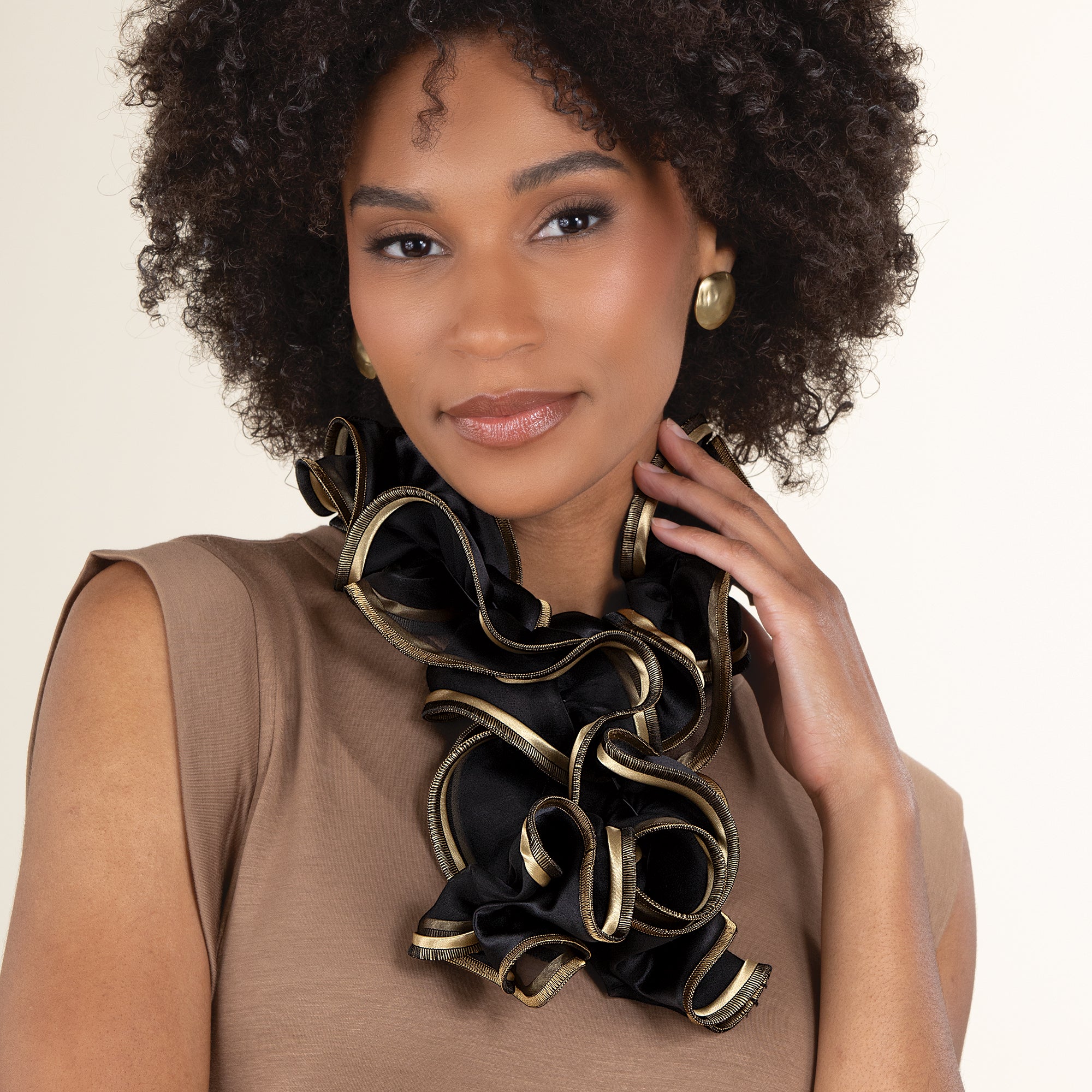 Black & Gold Short Sculptural Curl Scarf | Uno Alla Volta