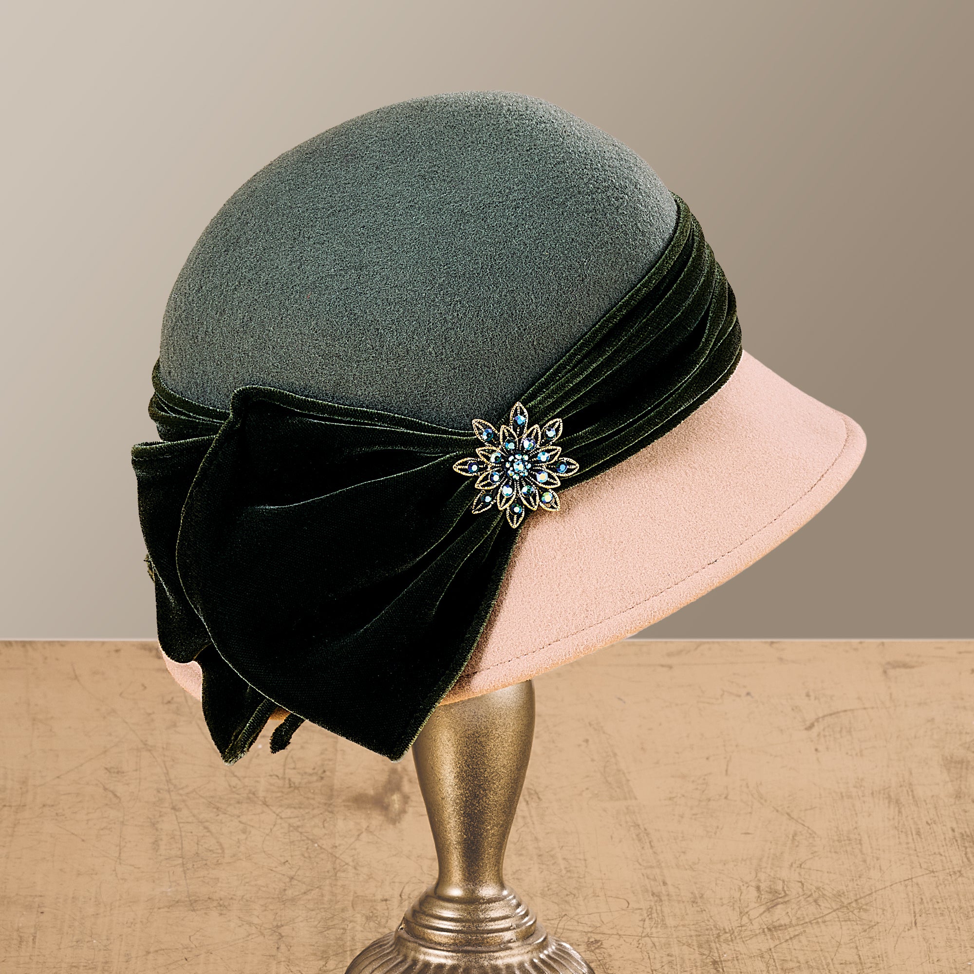 Jessica Green & Camel Cloche | Uno Alla Volta